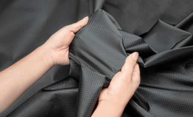 Polyester bügeln: Anleitung, Tipps + Empfehlung [2025]